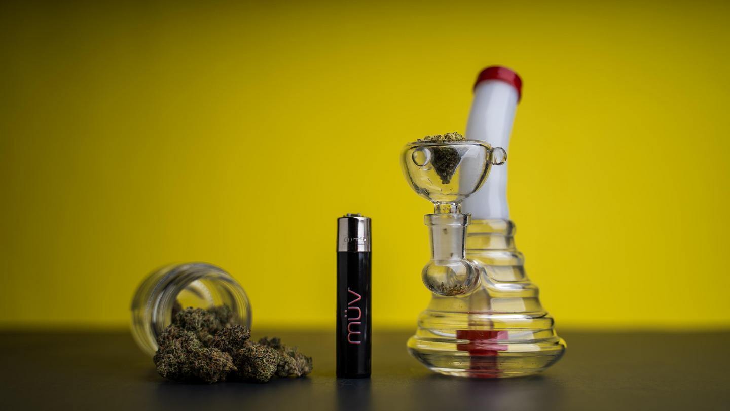 Bubblers vs. Bongs: Choosing the Perfect Smoking Piece | MÜV